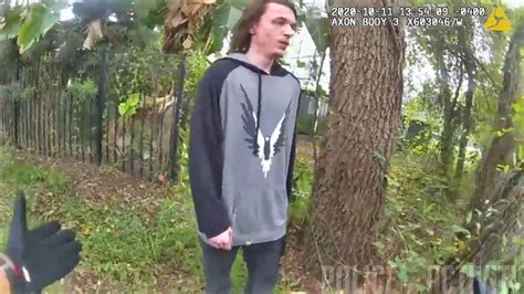Оваа снимка од камерата на телото на полицаецот покажува како полицаец може да биде нападнат
