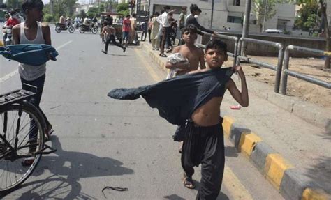 لاہور، گرمی کی شدت کم کرنے کیلئے نہر میں نہانے والے بچے پولیس کے ڈر سے
