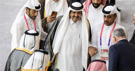 تشجيعًا لأسود الأطلس الأمير الوالد يرفع علم المغرب في استاد البيت
