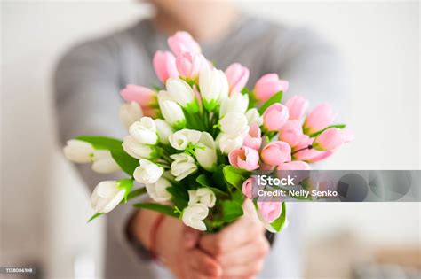 남자의 손은 봄 꽃의 꽃다발을 스트레칭 분홍색과 흰색 튤립의 꽃다발을 닫고 복사 공간 어머니에 대한 스톡 사진 및 기타 이미지