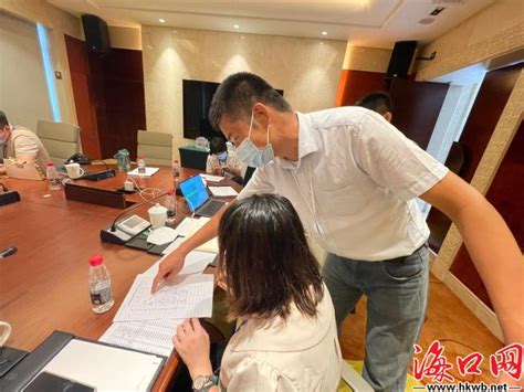 【滚动直播 海口五千服务专员温暖滞留旅客记】服务专员持续坚守 为滞留旅客提供贴心服务海口网
