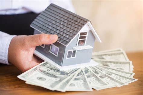 Homens De Neg Cios Que Guardam O Dinheiro E Modelos Vermelhos Da Casa Mulher Caucasiano Nova