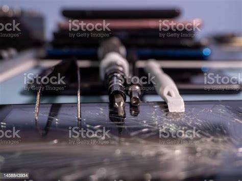 오래된 깨진 스마트 폰 및 수리 도구 컴퓨터 장비 휴대 전화 전자 제품 수리 현대화 및 기술의 개념 0명에 대한 스톡 사진 및 기타 이미지 Istock