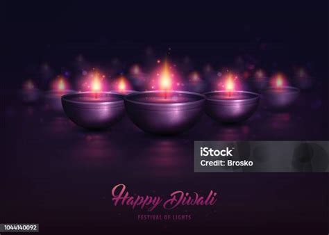 행복 한 Diwali 축제 포스터 디 왈 리 축 하 아름 다운 촛불에 대 한 조명된 석유 램프와 빛나는 보라색 화려한 배경 배경
