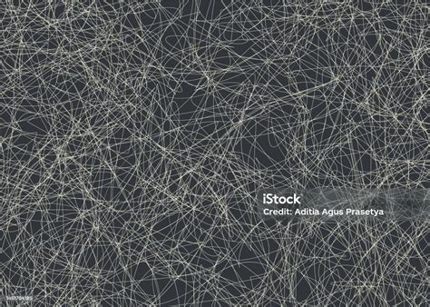 흰색 분필 낙서의 미니멀리스트 추상 작품 보드의 불규칙한 펜 스트로크 또는 검은 배경 혼란 분노 또는 스트레스 감정의 표현을 설명합니다 질감이나 벽지 거미줄에 대한 스톡