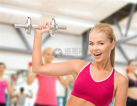 带着重钢的哑巴微笑的女人数字健身房手臂团队饮食教练哑铃培训师减肥运动装高清图片下载 正版图片322216130 摄图网
