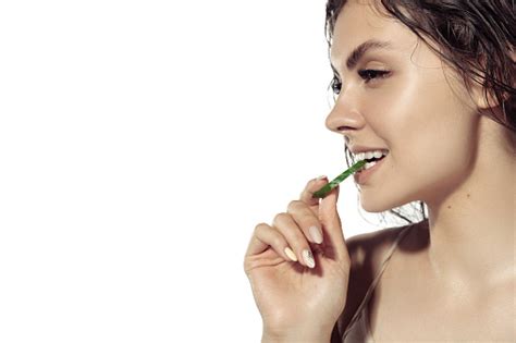 흰색 배경을 통해 아름다운 젊은 여자의 가까이 화장품과 메이크업 내츄럴 및 에코 트리트먼트 스킨 케어 건강관리와 의술에 대한 스톡 사진 및 기타 이미지 Istock