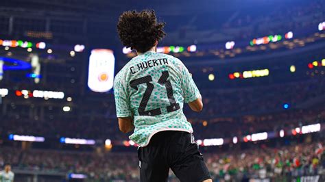 Chino Huerta Cumple Promesa Y Le Da A Su Madre Playera De Debut Con