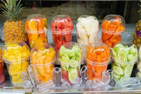 Trozos De Frutas Exóticas En Vasos De Plástico