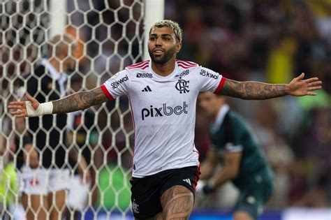 Flamengo aplica a maior goleada da história sobre o Vasco