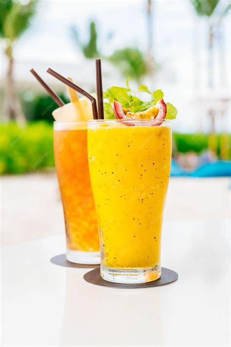 Free Photo Iced Cocktails Drinking Glass With Beach And Sea