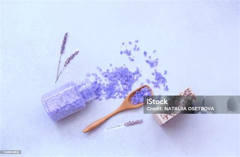 바다 목욕 소금과 화려한 배경에 라벤더 향기가 나는 수제 비누 시선을 사로잡는 팔레트 라벤더 색상 묘사에 대한 스톡 사진 및