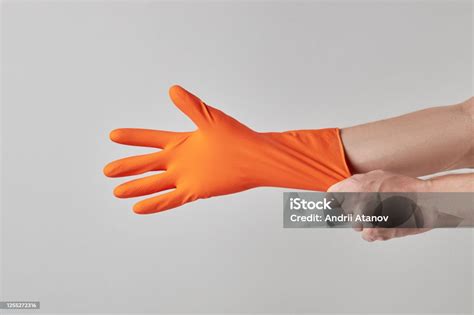 청소 서비스 개념 오렌지 또는 노란색 보호 장갑을 착용한 깨끗한 사람 회색 배경 복사 공간을 복사합니다 가사 집안일에 대한 스톡 사진 및 기타 이미지 Istock