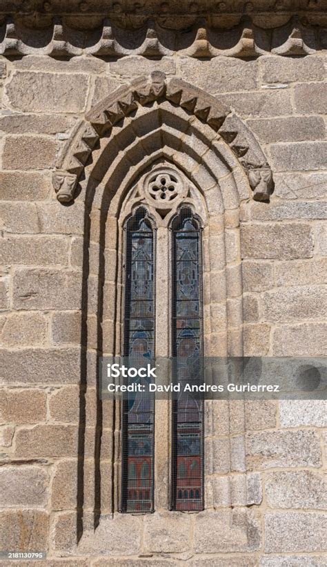 고딕 양식의 창문과 스테인드 글라스 창문은 스페인 루고 교회에 있습니다 0명에 대한 스톡 사진 및 기타 이미지 Istock