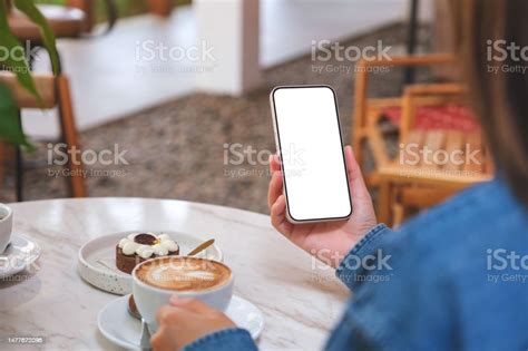 카페에서 커피를 마시는 동안 빈 데스크톱 화면으로 휴대폰을 들고 사용하는 여성의 모형 이미지 35 39세에 대한 스톡 사진 및