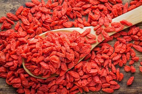 Goji 베리류 만들진 나무 숟가락으로 건강관리와 의술에 대한 스톡 사진 및 기타 이미지 건강관리와 의술 건강한 식생활