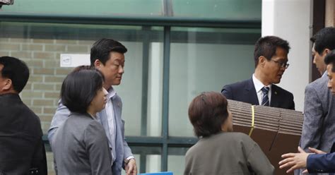 문재인 대통령 내외 청와대로홍은동 사저 떠났다