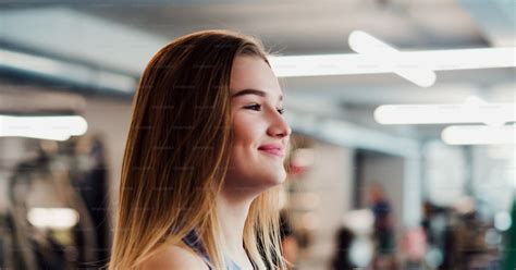 체육관에서 유산소 운동을 하는 아름다운 소녀 또는 여성의 초상화 사진 Unsplash의 슬로바키아 이미지