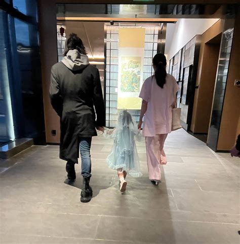 向佐郭碧婷带女儿参加婚礼 三人牵手而行幸福浪漫 搜狐大视野 搜狐新闻