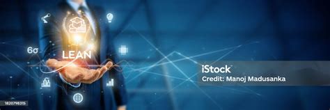 사업가가 Lean Six Sigma 린 제조 Dmaic 비즈니스의 스마트 산업 품질 관리 표준화의 응용 프로그램을 나타내는