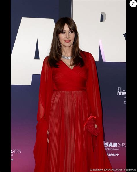 Monica Bellucci impériale aux César 2023 robe rouge longue et