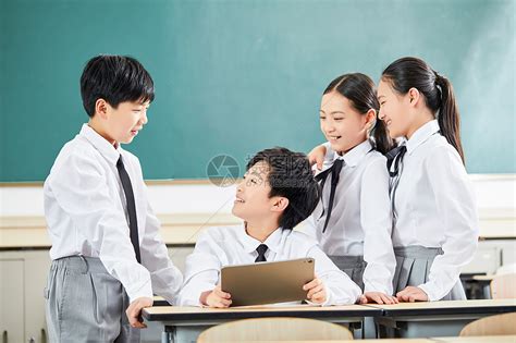 小学生在教室课间活动高清图片下载 正版图片501283571 摄图网