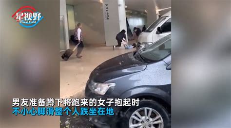 女子兴奋迎接男友，飞扑拥抱时男友突然脚滑，随后一幕看呆路人看看头条中华网