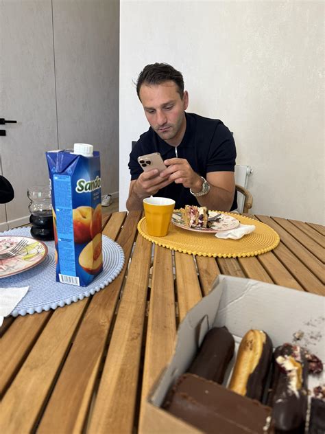 Ssc ქრისტი 1 თვის წინ რო ნამცხვრები ვიყიდეთ და ზრდილობის გამო რომ ვუდებდით ხოლმე სტუმრებს