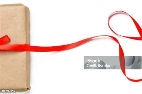 격리 흰색 배경에 빨간 리본 크래프트 갈색 종이에 선물 상자 플랫 레이 상단 보기 갈색에 대한 스톡 사진 및 기타 이미지 갈색 공예 공휴일 Istock