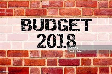 예산 2018 보여주는 개념적 발표 텍스트 캡션 영감 새 해 예산 금융 개념 공간으로 오래 된 벽돌 배경에 대 한 비즈니스 개념