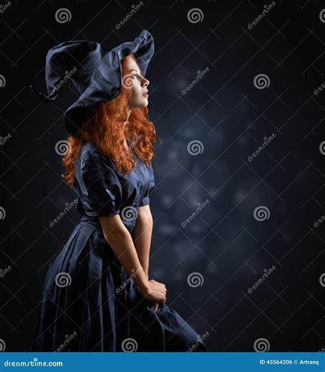 Bella Ragazza Dai Capelli Rossi In Una Strega Del Costume Fotografia Stock Immagine Di