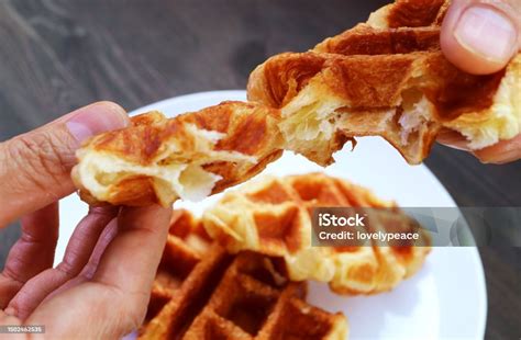 손으로 쪼개지는 Croffle 또는 크루아상 와플 퍼프 페이스트리의 근접 촬영 갈색에 대한 스톡 사진 및 기타 이미지 갈색 남자 남자들만 Istock