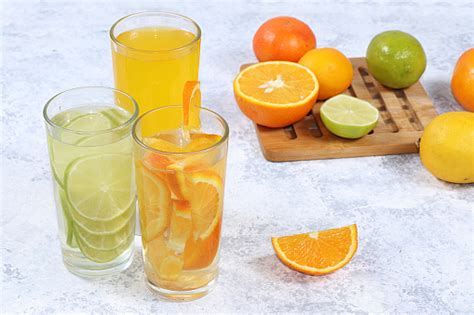 콘크리트 테이블에 감귤 류 사이다 주스 음료 및 재료 해독 다이어트와 체중 감소의 개념 자연 영양 바이러스와 감기에 대 한 신체의 면역을 증가 0명에 대한 스톡 사진 및