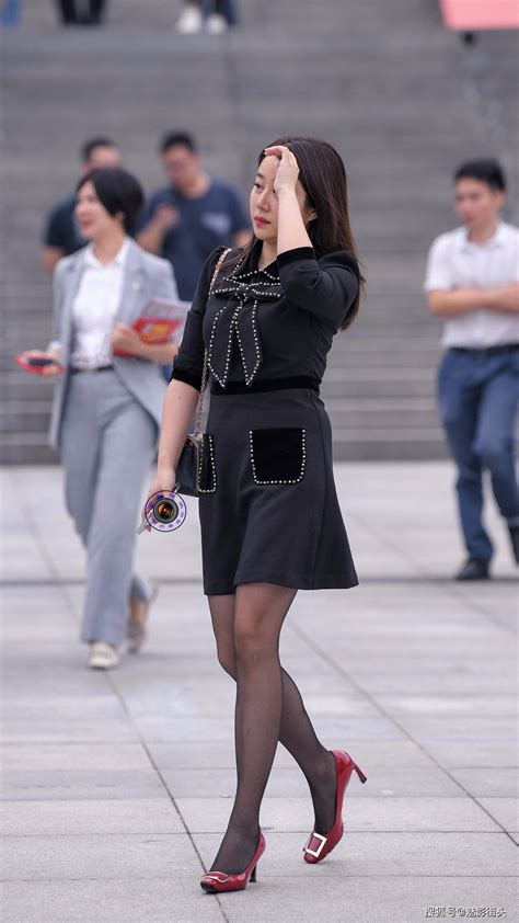 冬天穿裙子，美女搭配黑丝和红色高跟鞋，红黑配让裙装搭配更精彩 搜狐大视野 搜狐新闻