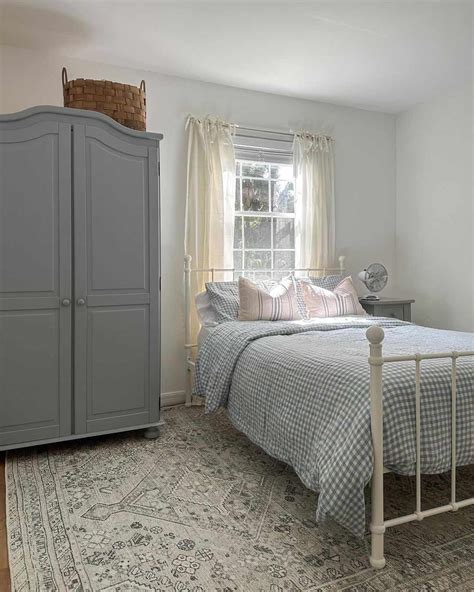 17 Ways To Put Curtains Behind A Bed And Make It Look Good