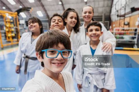 체육관에서 유도 수업에서 친구 및 선생님과 셀카를 찍는 소년 관점 스포츠에 대한 스톡 사진 및 기타 이미지 스포츠 아이