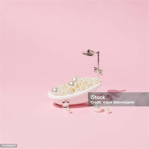파스텔 핑크 배경에 복고풍 욕조와 흰색 진주와 창조적 인 레이아웃 로맨틱 80 년대 셀 케어 아이디어 패션 컨셉 욕조에 대한 스톡 사진 및 기타 이미지 Istock