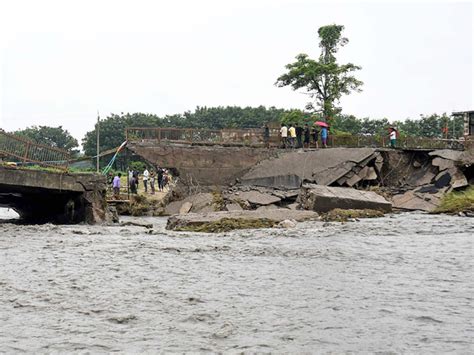 Assam Flood भूटान से बहने वाली नदियों ने असम में मचाई तबाही लगभग पांच