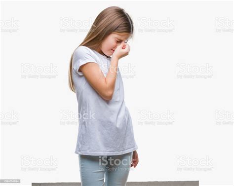 코와 눈 피로 두통 느낌 바르고 피곤된 격리 된 배경 위에 젊은 아름 다운 소녀 스트레스와 좌절 개념입니다 건강관리와 의술에 대한 스톡 사진 및 기타 이미지 Istock