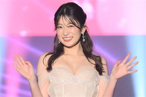 吉田朱里、美バストあらわなセクシードレスで色気放つ：マピオンニュースの注目トピック