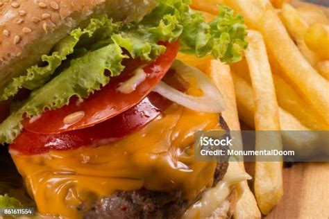 맛있는 함부르거 프렌치 프라이와 함께 제공 0명에 대한 스톡 사진 및 기타 이미지 0명 감자 요리 고기 Istock