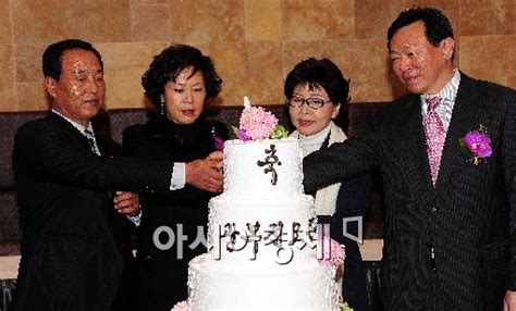 포토 케이크 커팅하는 신동빈 부회장 아시아경제