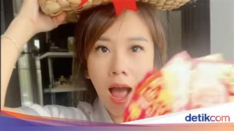 Cherly Juno Terpeleset Bawa Jeruk Dan Angpau Nyebur Ke Banjir