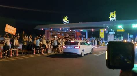 他们的车辆路过时，被涿州大姐狂塞水果 名城苏州新闻中心