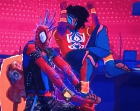 해연갤 뉴유니 파비트르 코스튬보면 발쪽 노출되어있는거 같던데