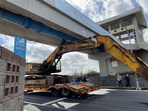 載挖土機未調降高度 拖車卡住澎湖水族館景觀空橋 社會萬象 生活 Nownews今日新聞