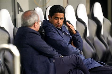 Psg Nasser Al Khelaifi Sen Prend à Lionel Messi Foot 01