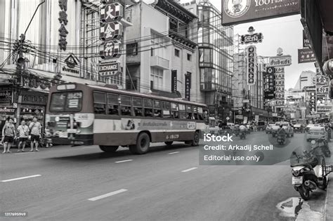 삼판타웡 방콕 태국 흑백 사진의 야오와라트 로드로드에 있는 차이나 타운의 교통량이 교통량이 많습니다 거리에 대한 스톡 사진 및