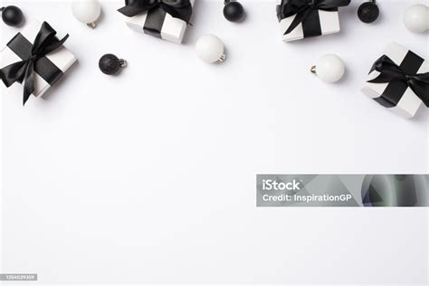 빈 공간이있는 고립 된 흰색 배경에 검은 색 새틴 리본이있는 흰색 선물 상자의 상단 보기 사진 검은색에 대한 스톡 사진 및 기타