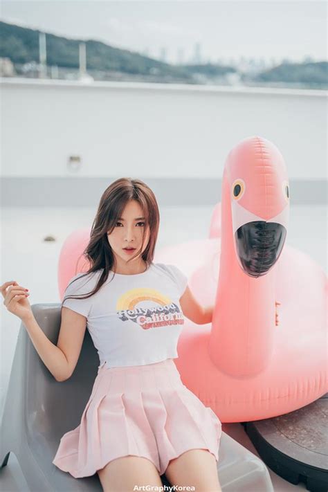 粉色少女系妹子，你們說她喜歡大鵝還是泳圈啊？ 每日頭條